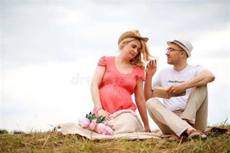 Schwangeres Mädchen Mit Dem Dicken Bauch Und Jungem Mann Im Freien