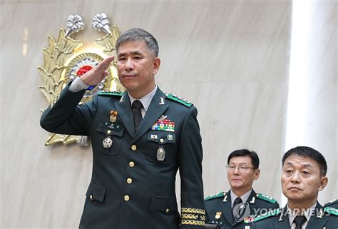 경례하는 육군사관학교장 연합뉴스