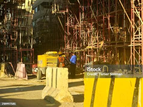 비계로 건설 중인 모노레일 역 부지인 카이로 모노레일은 2호선 모노레일 고속 운송 시스템입니다 2명에 대한 스톡 사진 및 기타 이미지 Istock