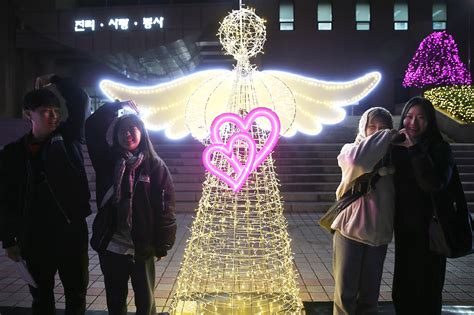 “모두에 희망 주는 빛 되기를” 목원대 대형 크리스마스트리 올해 첫 점등