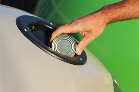 사람이 폐기물을 분류하고 금속 쓰레기를 받기 위해 용기에 빈 주석 캔을 넣습니다 재활용 과 생태의 개념 환경을 돌보는 것 0명에 대한 스톡 사진 및 기타 이미지 Istock