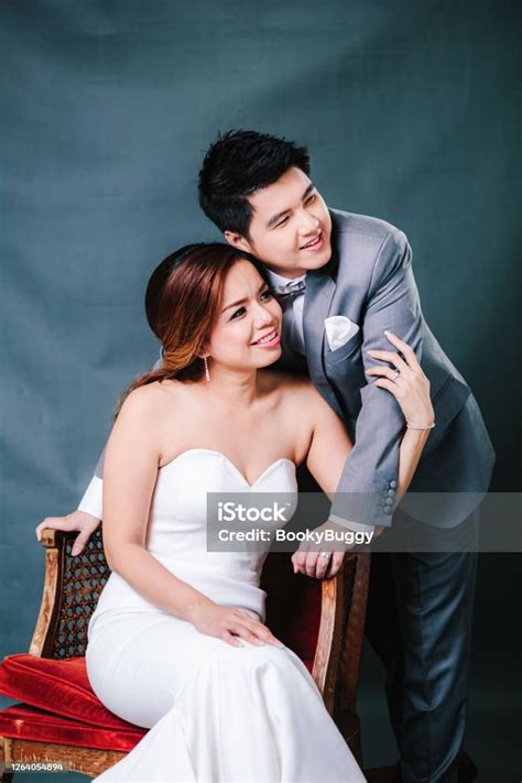 젊은 아시아 신랑과 신부 포즈 와 미소 에 스튜디오 용 사전 결혼식 샷 2명에 대한 스톡 사진 및 기타 이미지 2명 결혼식 기혼 Istock