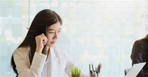 노트북 컴퓨터와 재무 문서를 가지고 사무실에서 일하는 젊은 사업가 사진 Unsplash의 태국 이미지