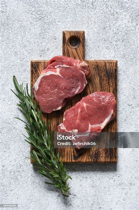 나무 판에 래스마린과 함께 하는 원시 요리 Ribeye 쇠고기 스테이크 복사 공간이 있는 상단 보기 0명에 대한 스톡 사진 및 기타 이미지 Istock