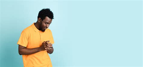 아프리카 남자의 초상화는 카피 스페이스와 파란색 스튜디오 배경 에 고립 전단 25 29세에 대한 스톡 사진 및 기타 이미지 25 29세 감정 개념 Istock