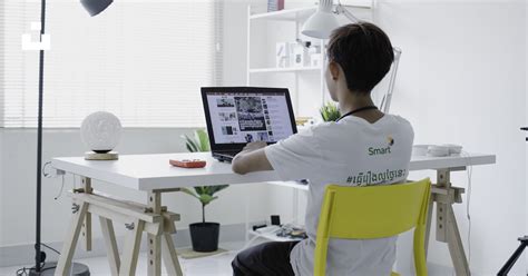 노트북 컴퓨터를 사용하여 의자에 앉아 있는 흰 셔츠를 입은 여자 사진 Unsplash의 무료 테이블 이미지