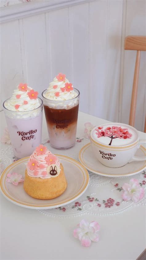 코리코 카페 상큼한 딸기 시즌메뉴와 함께 달콤한 연말을 ~ 🎅🍓 기다리던 딸기의 계절이 찾아왔어요 ️ 생딸기의 상큼함이 가득한 딸기 번트케이크와 딸기 쿠키 머그