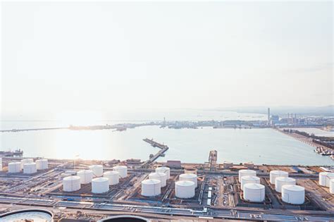 조감도 또는 오일 터미널은 석유 및 Lpg 석유 화학 저장탱크를 위한 산업 시설입니다 0명에 대한 스톡 사진 및 기타 이미지