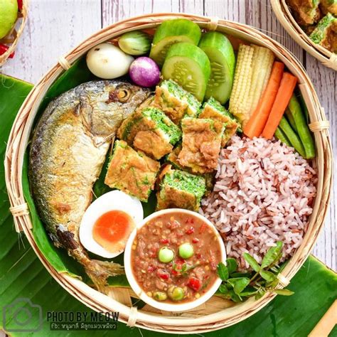 ข้าว ไข่ชะอม ปลาทูทอด น้ำพริกกะปิ