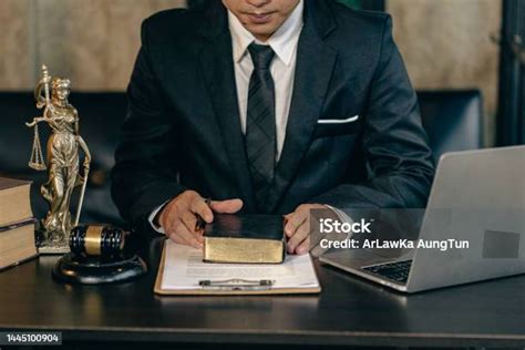 재무 정보를 다루고 금융 계좌를 확인하고 컨설턴트를 위해 직장에서 법률 사건 문서로 데스크톱에서 작업하는 고객을 돕는 아시아 변호사 법률 조언 및 정의 거래자에 대한 스톡