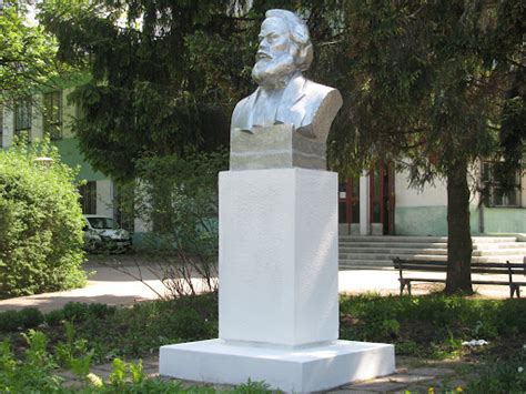 У Шостці відновили бюст Карла Маркса. ФОТО | Історична правда