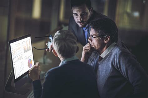 어두운 사무실에서 데스크톱 Pc에서 차트를 분석하는 비즈니스 사람들 검사 보기에 대한 스톡 사진 및 기타 이미지 검사 보기 경영자 계획 Istock