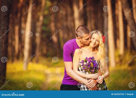 Pares Jovenes Felices En Amor En El Parque Imagen De Archivo Imagen De Bosque Rubio