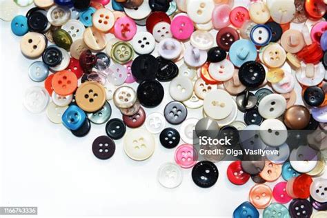 고립 된 배경에 다른 크기와 모양의 여러 가지 색의 바느질 버튼 개성 개념에 대한 스톡 사진 및 기타 이미지 개성 개념 개체 그룹 구멍 Istock