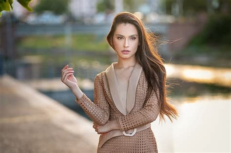 소녀 긴 머리 드레스 갈색 눈 사진 사진 작가 모델 입술 갈색 머리의 초상화 입 립스틱 피사계 심도 스트레이트 헤어 Hd 배경 화면