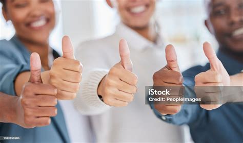 엄지손가락을 치켜세우고 예 승인 및 이모티콘에 대한 사업가의 손으로 감사하고 우승자입니다 다양성 커뮤니티 및 직원과의 지원 합의 성공 및 성취를 위한 긍정적인 제스처 20