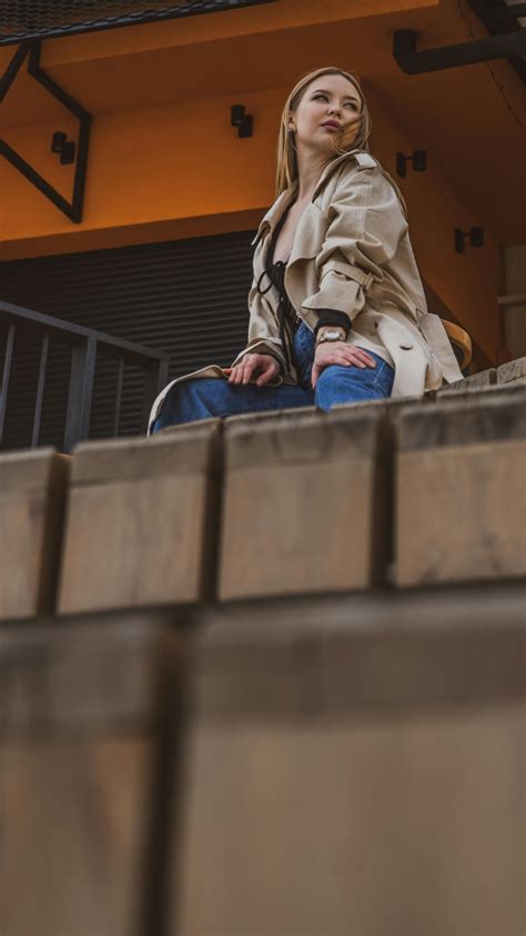 가을 패션 거리 스타일 거리 장면 건축 배경 계단 금발의 여자 도시 설정 도시 패션 도시 풍경 도시 환경 도시의 삶 러시아 러시아 스타일 로우앵글 샷