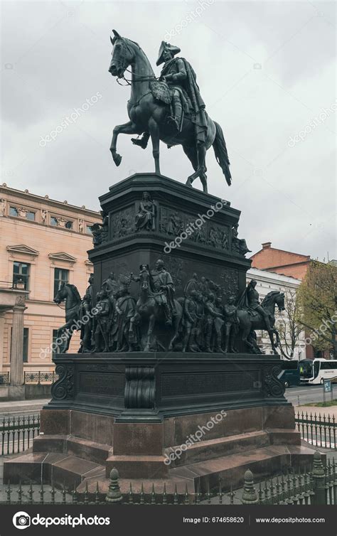 베를린 2022년 21일 브란덴부르크 위치한 프러시아 프레드릭 2세를 대표하는 조각상이 — 스톡 사진 © Camaralucida 674658620