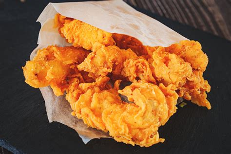 검은 쟁반에 종이 봉지에 고기 스트립 빵가루에 튀긴 고기 조각 닭고기에 대한 스톡 사진 및 기타 이미지 닭고기 레스토랑