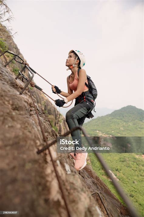 아시아 여자 암벽 등반가는 산 전망을 내려다 보는 안전 로프 장비를 갖춘 절벽 확장 사다리의 가장자리에 있습니다 25 29세에 대한 스톡 사진 및 기타 이미지 Istock