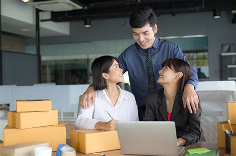 영 비즈니스 사람들이 성공 비즈니스를 위한 계획 함께 젊은 사람들이 온라인 비즈니스 중소 기업 배달 프로젝트 온라인 비즈니스 또는 중소 기업 개념 사람들 성공 위해 시작