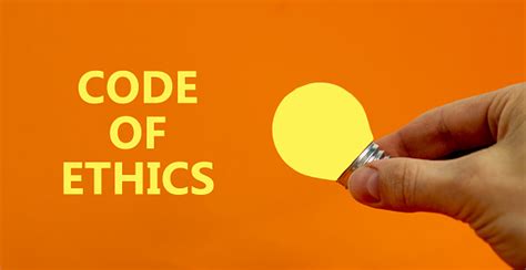 행동 강령 기호 사업가는 노란 빛나는 전구를 들고 있습니다 단어 윤리 강령 아름다운 오렌지색 배경 전구 아이콘입니다 비즈니스 및 윤리 강령 개념 공간을 복사합니다 도덕성에