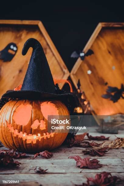 나무 배경에 박쥐 성 유령의 종이 실루엣으로 마녀 모자에 조각 된 호박을 닫습니다 무서운 악한 얼굴머리 잭 랜턴 으스스한 휴일 기호 개념 수직 공간을 복사합니다 10월에