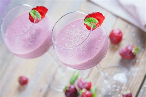 맛 있는 딸기와 바나나 스무디 요구르트 또는 신선한 딸기와 밀크 쉐이크 건강 식품 개념입니다 0명에 대한 스톡 사진 및 기타 이미지 Istock