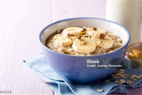바나나 호두와 꿀 보라색 나무 배경에 그릇에 오트밀 죽 건강 한 아침 식사입니다 바나나에 대한 스톡 사진 및 기타 이미지 바나나 죽 0명 Istock