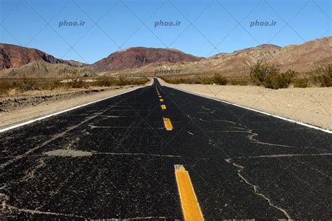 عکس با کیفیت جاده آسفالت در بیابان در مقابل آسمان آبی عکس با کیفیت و