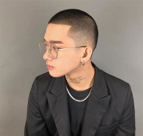 寸头发型最有男性魅力，硬朗帅气，适合各种脸型的男生去剪