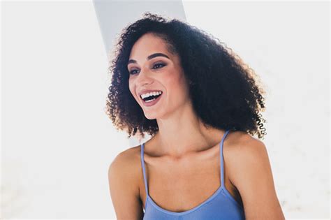 파란색 활동복을 입은 즐거운 젊은 여성이 실내에서 밝게 미소 지으며 자연광에서 행복과 건강을 포착합니다 25 29세에 대한 스톡 사진 및 기타 이미지 Istock