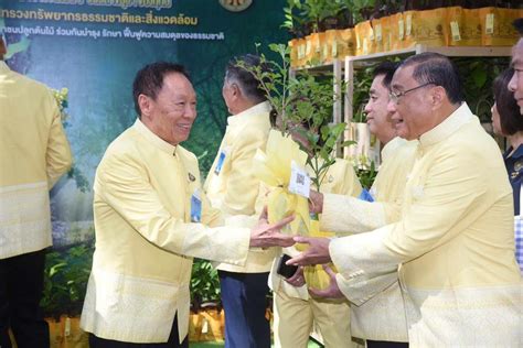 Photo Gallery “พัชรวาท” มอบต้นหัวใจเศรษฐีให้นายกฯ พร้อมหอบไม้มหามงคลแจก ครม เนื่องในวันต้นไม้