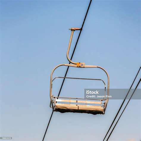 비수기 동안 흐린 하늘에 대한 파크 시티 유타 스키 리조트의 광장 체어 리프트 0명에 대한 스톡 사진 및 기타 이미지 0명 계절 관광 Istock