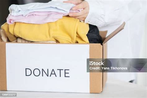 도움이 필요한 사람들에게 사랑과 지원 여성의 손이 장애인을위한 옷 상자를 들고 공동체에 대한 스톡 사진 및 기타 이미지 공동체 기부함 몸 가꾸기 Istock