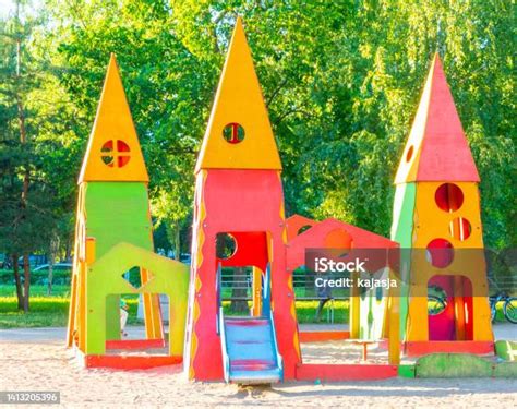 도시 공원의 유치한 놀이터 어린이를위한 공원에서 회전 목마를 스윙하십시오 어린이 놀이터 밝은 다색 도시 공원에있는 아이들을위한 현대적인 놀이터 어린 시절의 색상 스타일 0