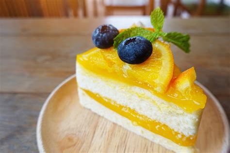 먹고 지방 개념을 사랑 하는 블루베리와 민트 나무 플레이트 배경에 달콤한 디저트 케이크 위에 오렌지 케이크 감귤류 과일에 대한 스톡 사진 및 기타 이미지 Istock