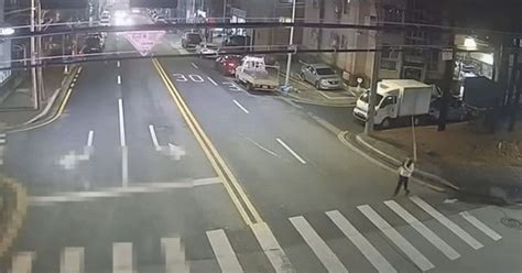 보행자 신호에 횡단보도 건너는데차량에 치여 붕영상
