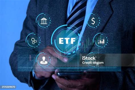 스마트폰 Etf를 사용하는 사업가 뮤추얼 펀드 및 Etf에 대한 투자 기회 금융 시장에서 부 성장 투자 및 주식 시장 인덱스 펀드 상장지수 펀드에 대한 스톡 사진 및 기타