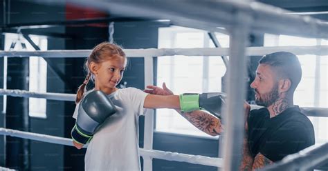 권투 링에서 서로 스파링을합니다 젊은 문신을 한 권투 코치는 체육관에서 귀여운 소녀를 가르칩니다 사진 Unsplash의 우크라이나 이미지