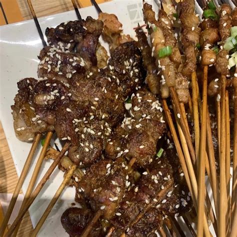 要说吃烧烤还是木屋烧烤，环境好，串香、大生蚝