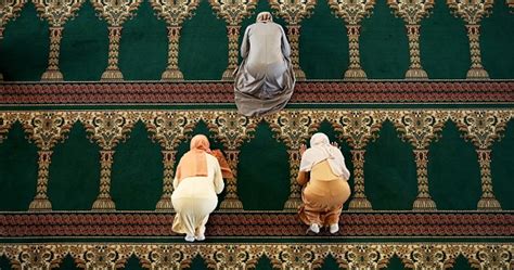 위는 이슬람교와 모스크에서 종교 신앙 기도에 대한 영적 경외를 위한 여성들입니다 무슬림 두아를 위한 히잡의 포용과 예배 마음챙김으로 라마단을 위한 헌신과 명상 20 24세에