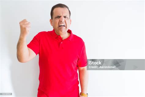 흰 벽 위에 빨간색 T 셔츠를 입고 있는 중 나이 남자 화가와 분노를 제기 주먹 좌절 하 고 화가와 함께 외치는 동안 분노 분노와 공격적인 개념 T 셔츠에 대한 스톡 사진