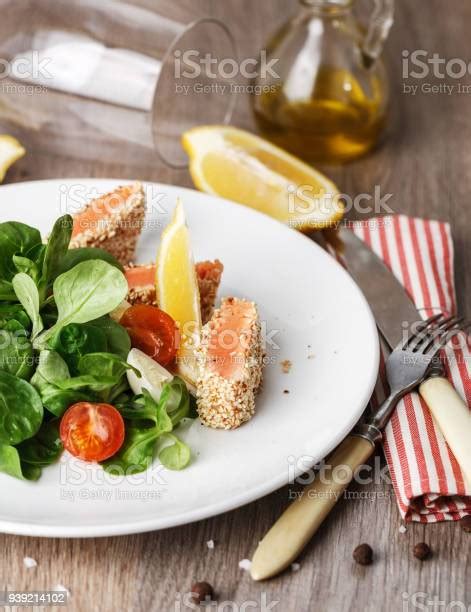 참 깨 체리 토마토와 나무 테이블에 메 추 라 기 계란에서에서 구운 연어 샐러드 건강한 생활방식에 대한 스톡 사진 및 기타 이미지 건강한 생활방식 고기 구이 Istock