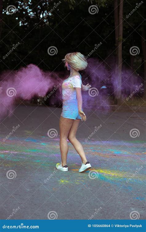 Mujer Rubia Atl Tica Con El Estallido De La Pintura Seca Que Celebra Holi Foto De Archivo
