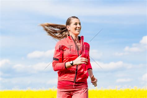 女性在春季跑步以获得更好的健身效果高清摄影大图 千库网