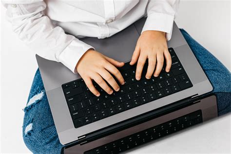 터치 스크린이 있는 노트북을 사용하여 키보드를 타이핑하는 어린 여학생 소녀 집에서 교육 수업의 온라인 과정 원격 교육 과정 원격