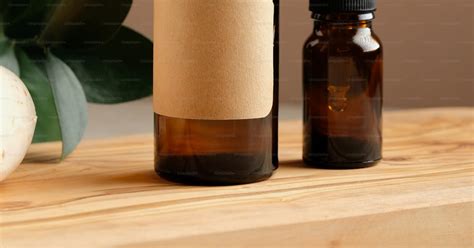 나무 보드에 천연 유기농 스파 미용 제품의 세트입니다 호박색 유리 스프레이 병 수제 비누 혈청 및 녹색 잎 바이오 화장품 브랜딩 포장 디자인 사진