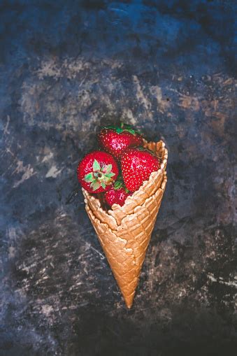 레트로 스타일 평면도에서 어두운 오래 된 배경에 와플 콘에 신선한 달콤한 딸기 조율 건강한 생활방식에 대한 스톡 사진 및 기타