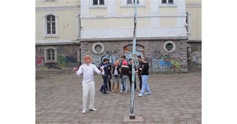 Организират протест в защита на учителя танцувал „Харлем шейк видео